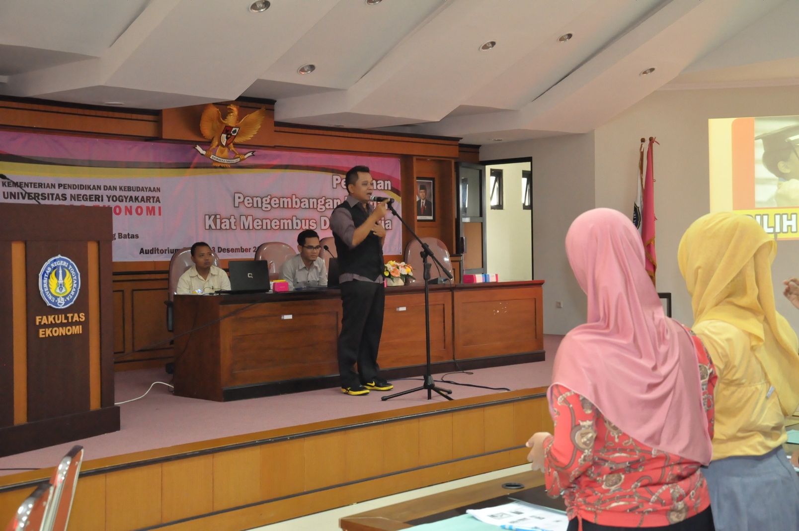 Tentukan Masa Depan Selagi Bisa Memilih | Fakultas Ekonomi dan Bisnis Tentukan Masa Depan Selagi Bisa Memilih | Fakultas Ekonomi dan Bisnis